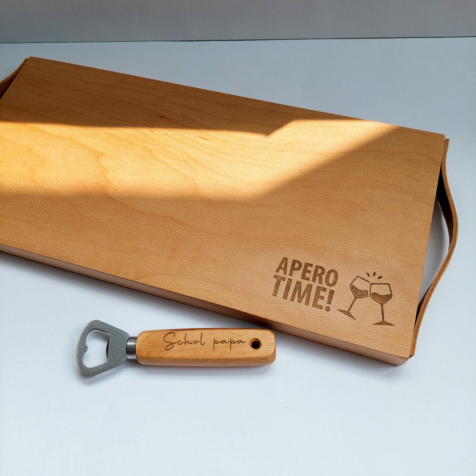 Geschenkpakket apero: houten aperoplank met flesopener - Brut Gemaakt